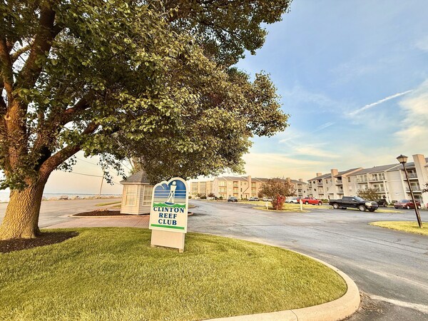 1 Bedroom Lake Front Condo In Port Clinton - Sleeps 4. Stunning View & Location. - Port Clinton, OH