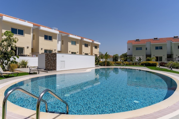 Charming 2-bedroom Townhome With Ac, Wifi And Swimming Pool, In Fabulous Erimi - Епископи