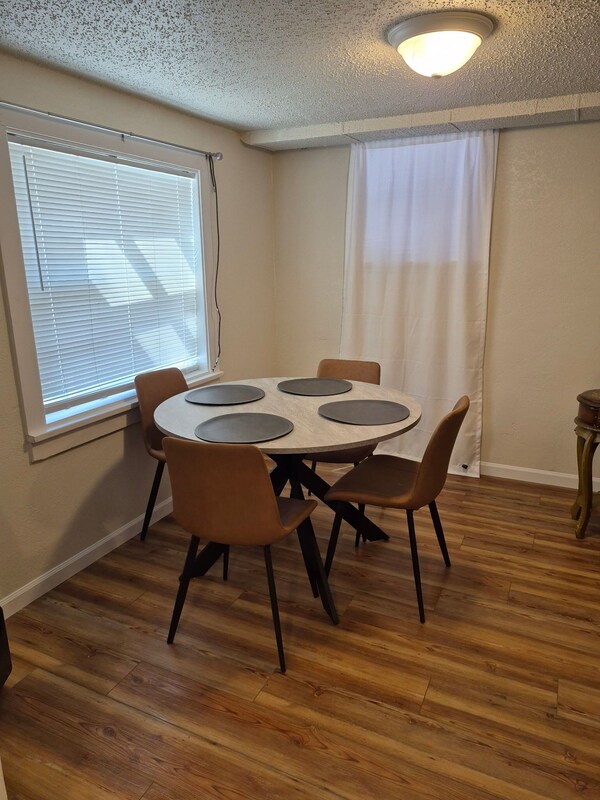 Convenient 1br Near Med Centers, Downtown, & Minutes From Airport - North Dakota
