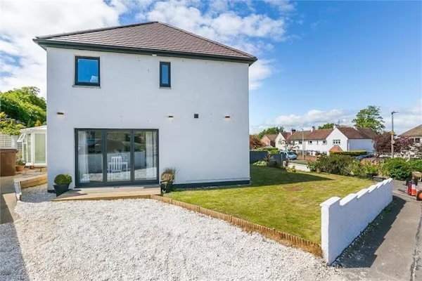 Spacious 4 Bedroom House & 3 Reception Rooms - Edinburgh, UK