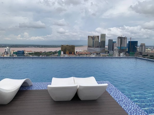 Chic 1-bedroom Apartment With Ac, Wifi In Awesome Phnom Penh - Nom Pen