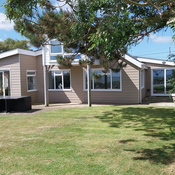 *New* White Horses, Front-line Sea Views. Pet-friendly. Walk To The Beach & Pub! - Winterton-on-Sea