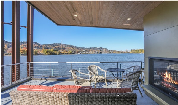 Showstopping Floating Home On The Willamette River With Stunning Views. - Portland, OR