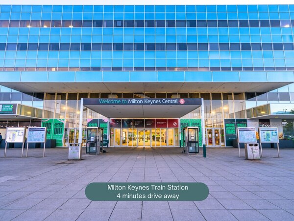 Stylish Home  Excellent Location  Free Parking  Fast Wifi  Smart Tvs - 米爾頓凱恩斯