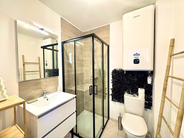 1 Bedroom Apartment - 4 Guest, Queen Size Bed, A/c - Nîmes
