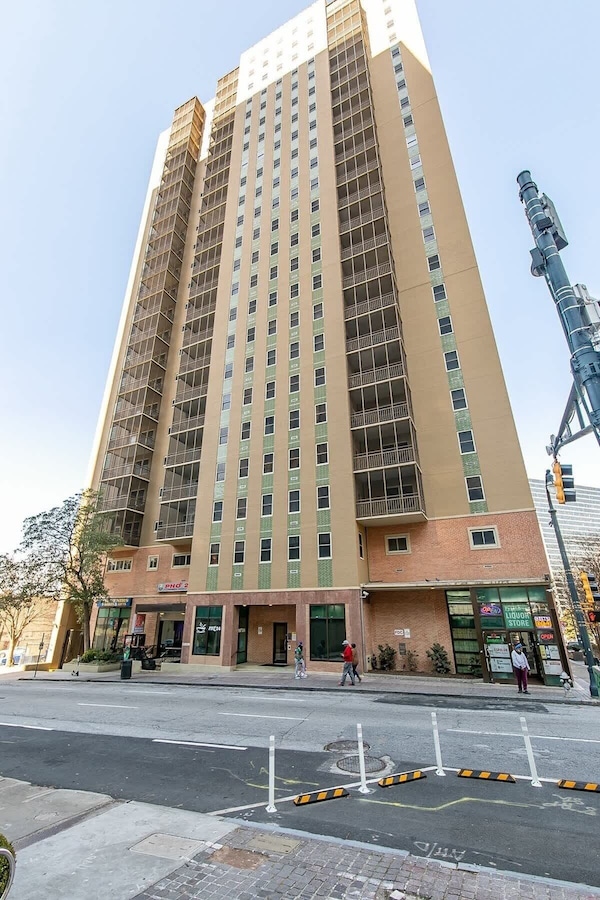 High Rise Downtown Condo With Skyline View - SkyView Atlanta, Atlanta