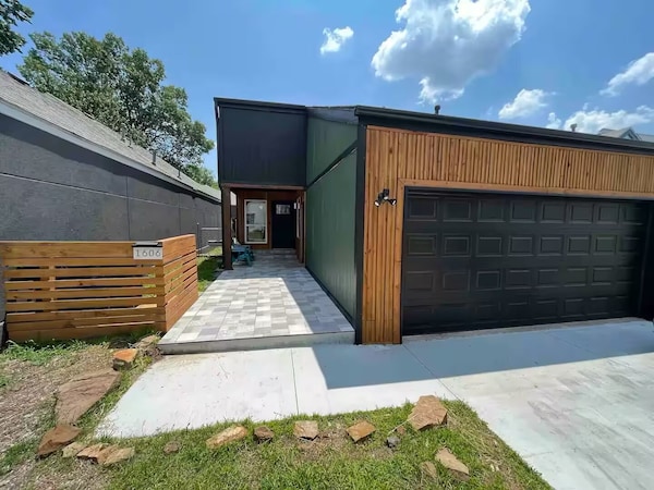 Ivy's Charming 2 Bedroom 2 Bath With Jetted Tub - Tulsa, OK