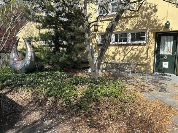 Cottage Suite "B" - Walk To Shops, Train, History - Chelmsford, MA