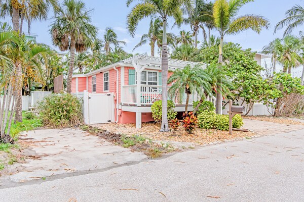 Best Little Beach House On Anna Maria Island!  With A Pool & Steps To The Beach! - Holmes Beach, FL