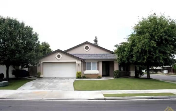 Spacious Home-bbq,ev,comfy Beds,near Shops. - Bakersfield, CA