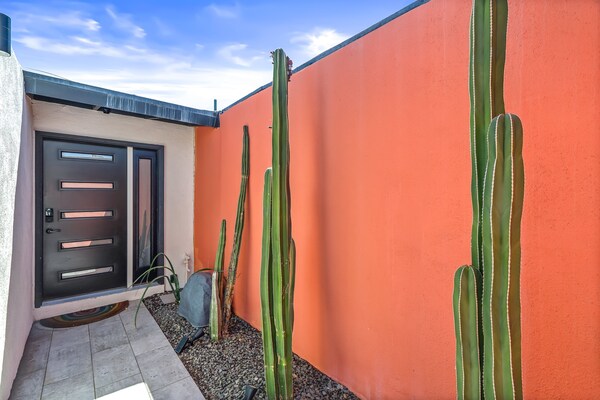Vivid Palm Springs 4 Bedroom Oasis - Palm Springs, CA