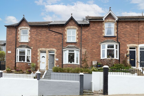 Hillside Cottage - Sleeps 6 Guests  In 3 Bedrooms - Dartmouth