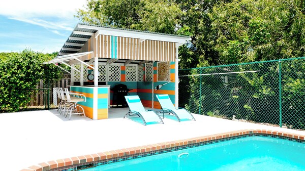 Coastal Getaway For 10  Just Minutes From Anna Maria Island! Heated Pool - Longboat Key, FL