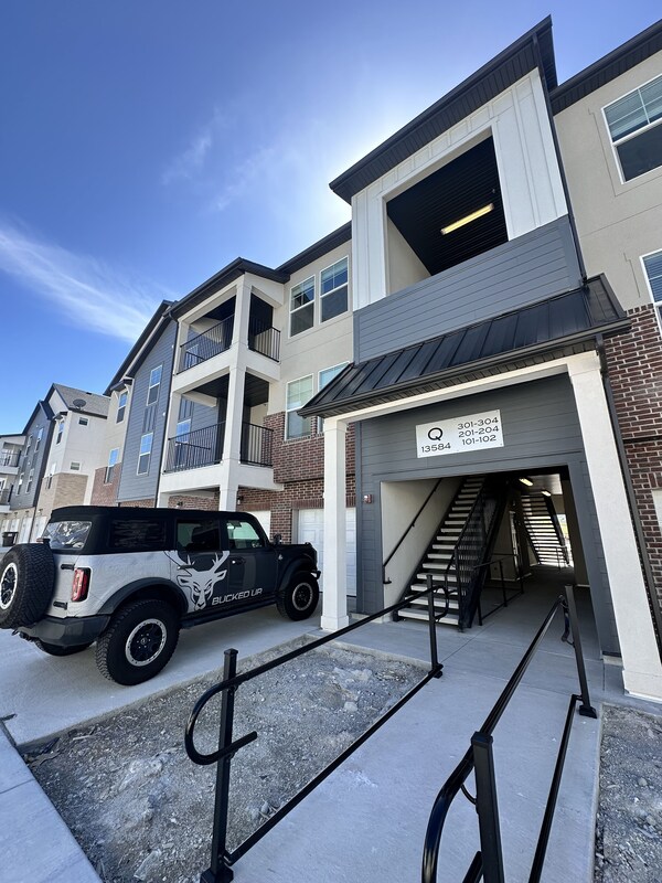 Modern 3 Bed Condo In Heart Of Riverton - West Jordan, UT