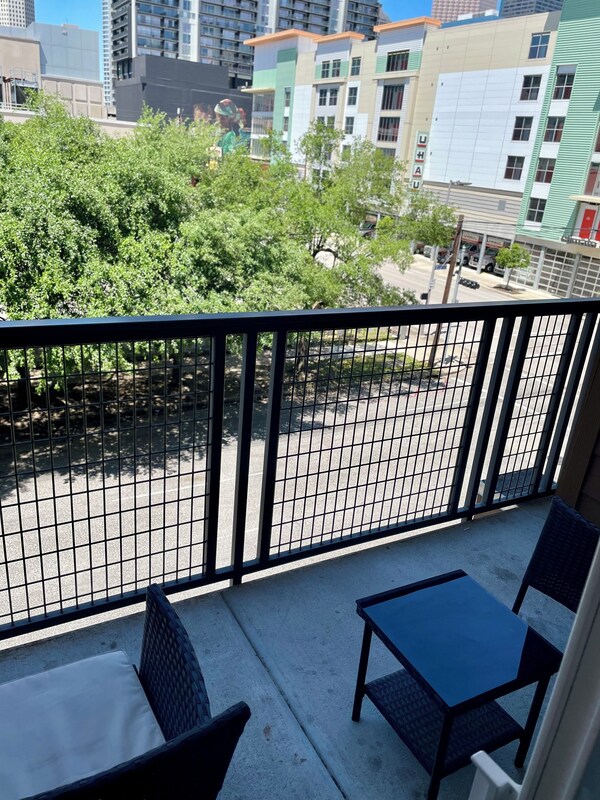 1-bedroom With Pool, Balcony, Fitness Room,wifi, Free Parking In Houston Midtown - Houston, TX
