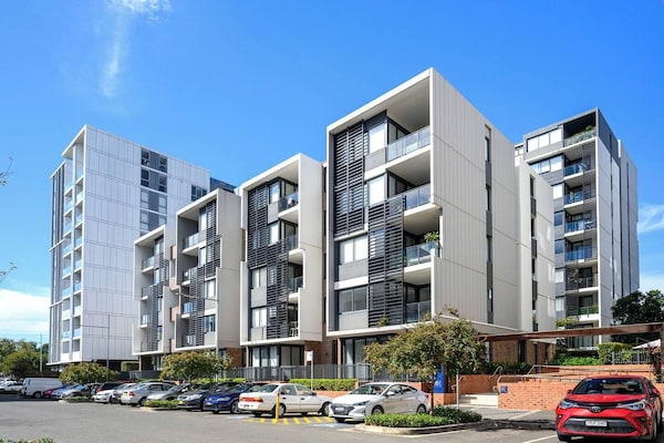 Modern Penrith Apt 2br W Ensuites, Wir, Parking & Sofa Bed - Kingswood