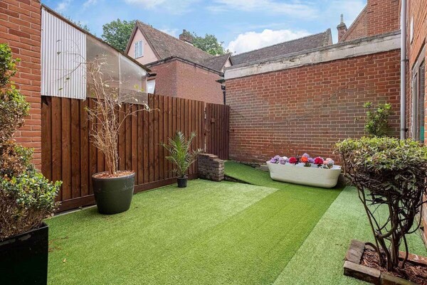 Enjoy Swimming & Spa In Historic Room With Large Gardens & Comfort Amenities - Ipswich