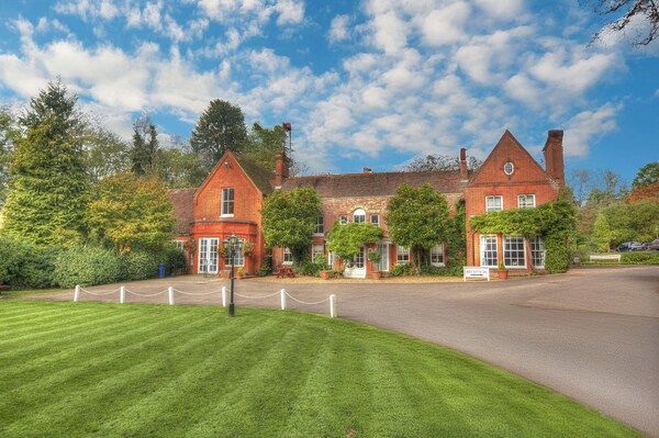 Spacious Family Room W/ Pool Access, Steam Room & Historic Ambiance - Ipswich