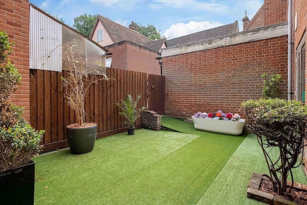 Waterfront Escape With Indoor Pool, Spa & Sauna, Free Breakfast - Ipswich, UK