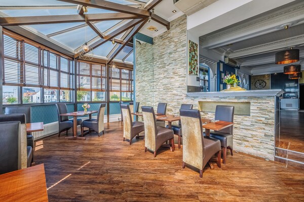 Historic Seaside Room With Breathtaking Views & Central Location - Southend-on-Sea