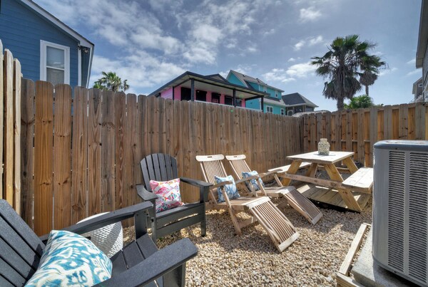 3 Beachside Homes, Sleeps 29 | Resort Pool, Walk To The Beach, Private Yards - Corpus Christi, TX