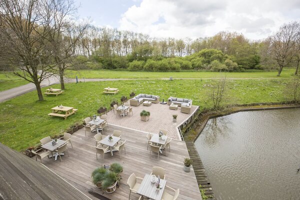 Perfect Getaway With On-site Dining, Scenic Views, And Beautiful Outdoor Trails - Heemstede