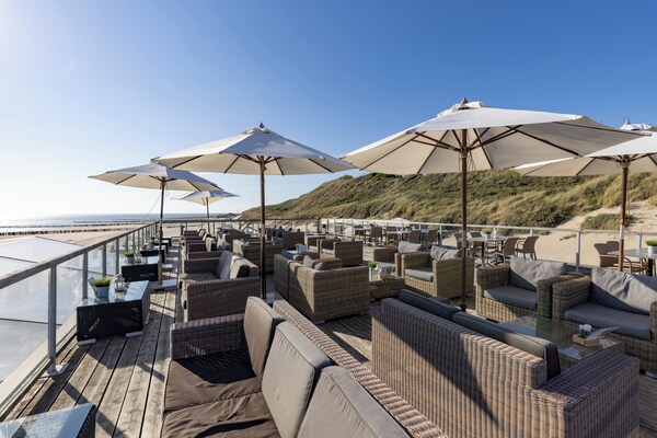Perfect Seaside Retreat: Outdoor Pool, Free Parking, Beach Access & Dining - Zoutelande