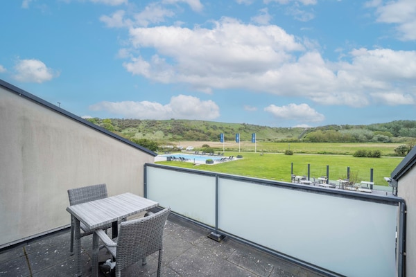 Relax By The Sea: Terrace With Dune View, Pool, Beach Access & Onsite Dining - Domburg