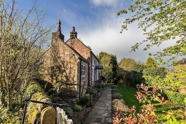 Charming Cottage With Garden Oasis, No Deposit - Stoke-on-Trent