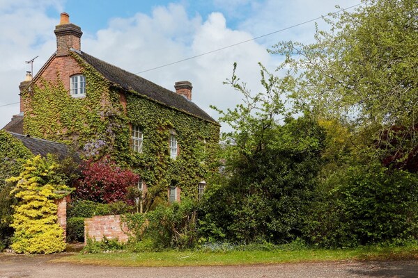 Farmhouse Cottage In Ashbourne, No Deposit - Derbyshire