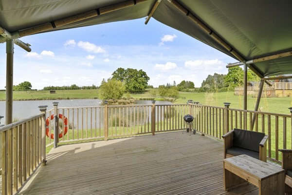 Luxury Lakeside Chalet With Hot Tub, No Deposit - Hertfordshire