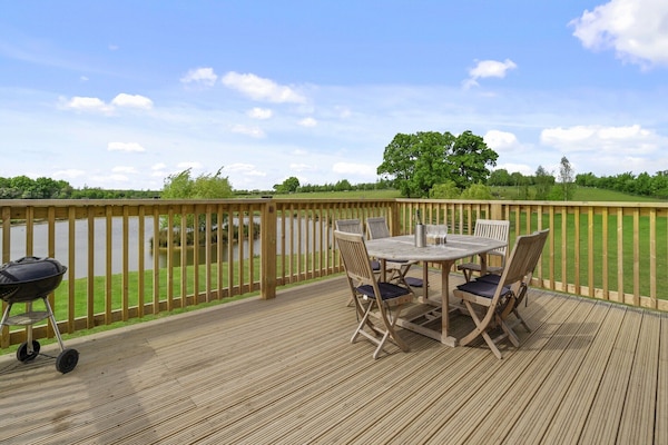Chalet In Hertford With Lakeview Hot Tub - Hertfordshire