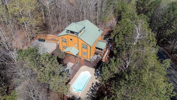 Poolside Mountain Retreat- Family-sized, Pet-friendly, Pool, Hot Tub, Private - Chatsworth, GA