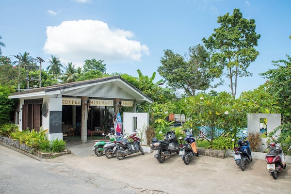 Botan Apartment, One-bedroom Retreat, Mountain Views, Spacious Layout, Balcony, Peaceful Location - Ko Samui