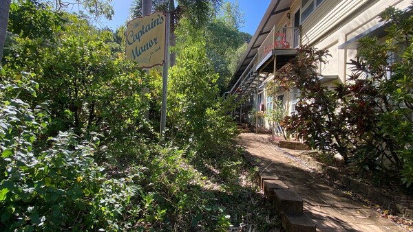 The Captain's Manor On Cook 4 - Magnetic Island