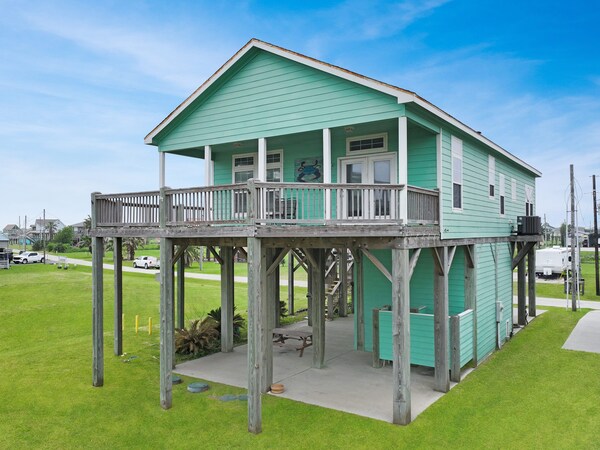 Mermaid Mansion Is A 3 Bedroom 2 Bath, Sleeps 8 - Crystal Beach, Texas