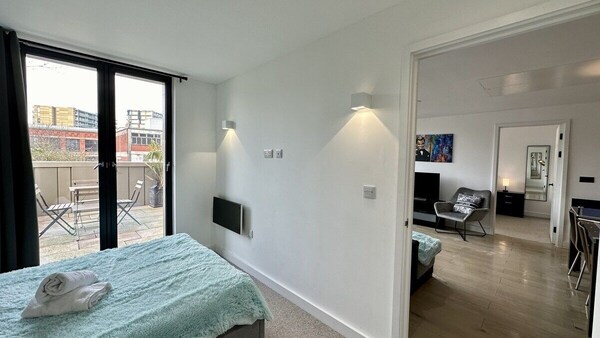 Luxury 2 Bed Apartment With Giant Garden Balcony - Manchester
