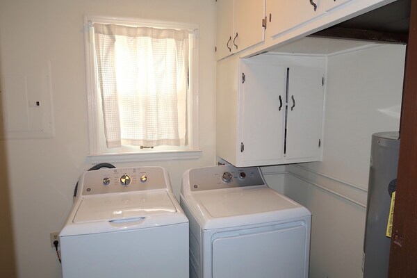 Newly Renovated - Minutes From Downtown W/ Washer And Dryer! - Kansas