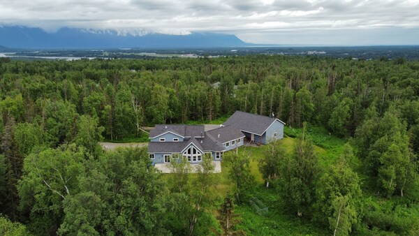 Mountain-view Retreat: Pond, Kayaks, Fire Pit, Hot Tub  Palmer, Alaska - Alaska