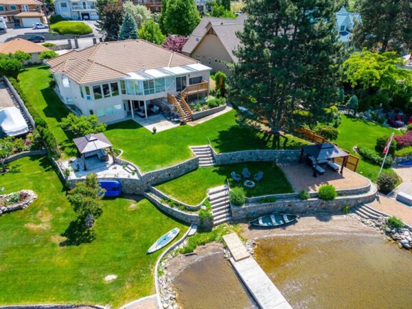 Relaxing Lakefront Bungalow Suite 2 Bedrooms  Steps From Skaha Shoreline - Okanagan Falls