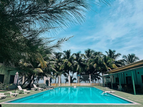 Skybridge 2-bedroom Apt. In Central Monrovia With Wifi, Pool & Beach Access. - Monrovia