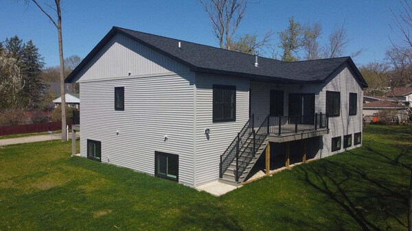 Lakeside Gem ! One Block From Shoreline ! In Fabulous Lake Geneva . - Lake Geneva, WI