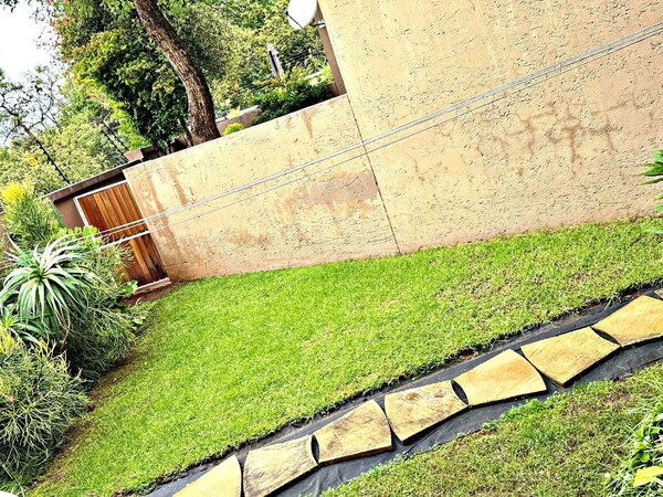 Duke Mews Loft: Cozy Loft In Sandton, Walking Distance From Fourways Mall - Randburg
