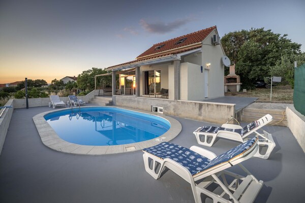 Villa Baras Garden - House With Pool - Milna