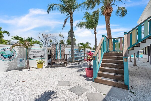 Stylish Waterside Studio 2 Blocks To Beach - Palm Harbor