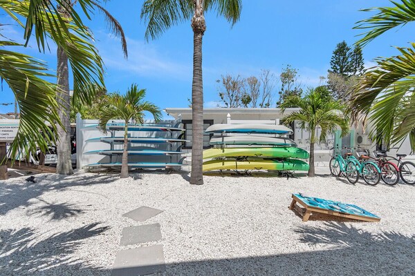 Waterfront Courtyard Condo 2 Blocks To Beach - Dunedin, FL