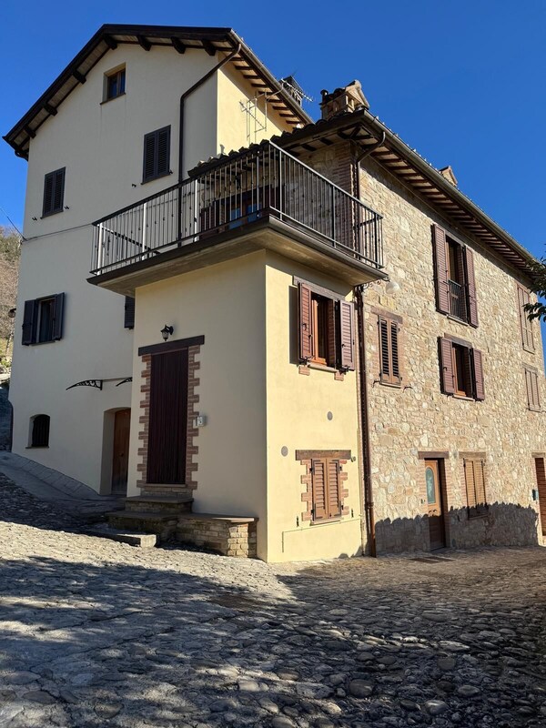 House With Terrace Inside The Sibillini Mountains National Park - Bolognola