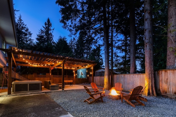 Family Retreat | Hot Tub, Fire Pit, Outdoor Theater & Games - Langley