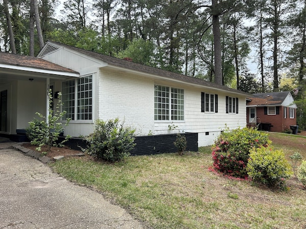 Charming 3-bedroom House, 15 Min To Fort Bragg! - Fayetteville, NC