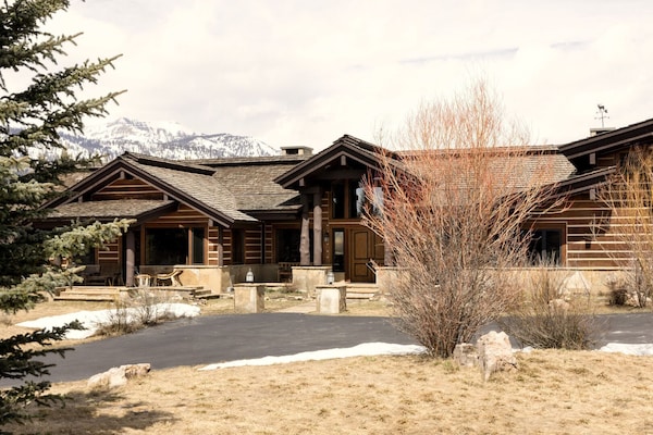 Rmr: Lazy Bear Lodge In Wilson, Wy - Jackson Hole, WY